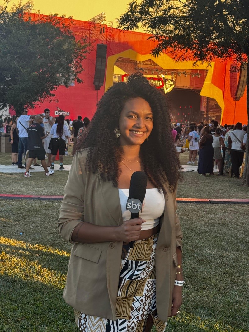Jessi Alves assume o papel de repórter durante o Festival Feira Preta ...